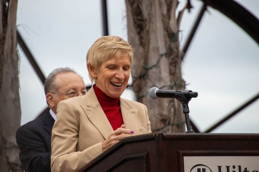 Dr. Elizabeth Cholawsky Inspires Women at Top 50 Women in Business ...